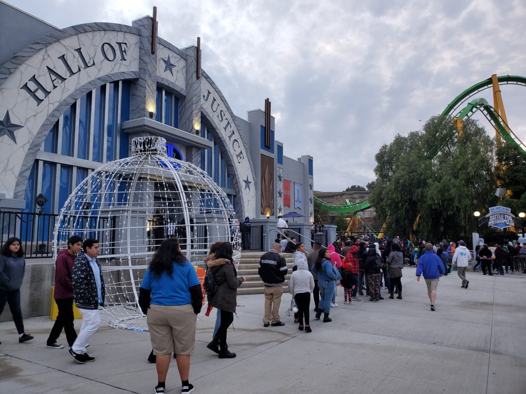 Crazy Holiday Crowds at Six Flags Magic Mountain - Coaster Kings