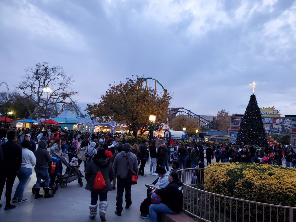 Crazy Holiday Crowds at Six Flags Magic Mountain - Coaster Kings